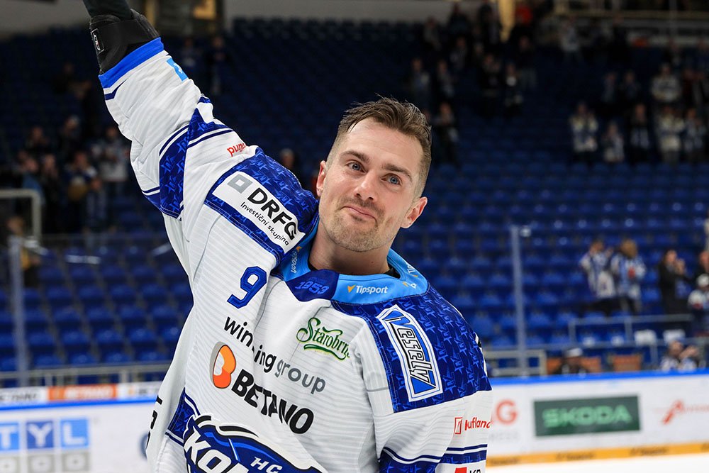 HC Kometa Brno » VIDEO: Kometa naděluje novoroční dárky. V Brně bude pokračovat útočník Jakub Flek